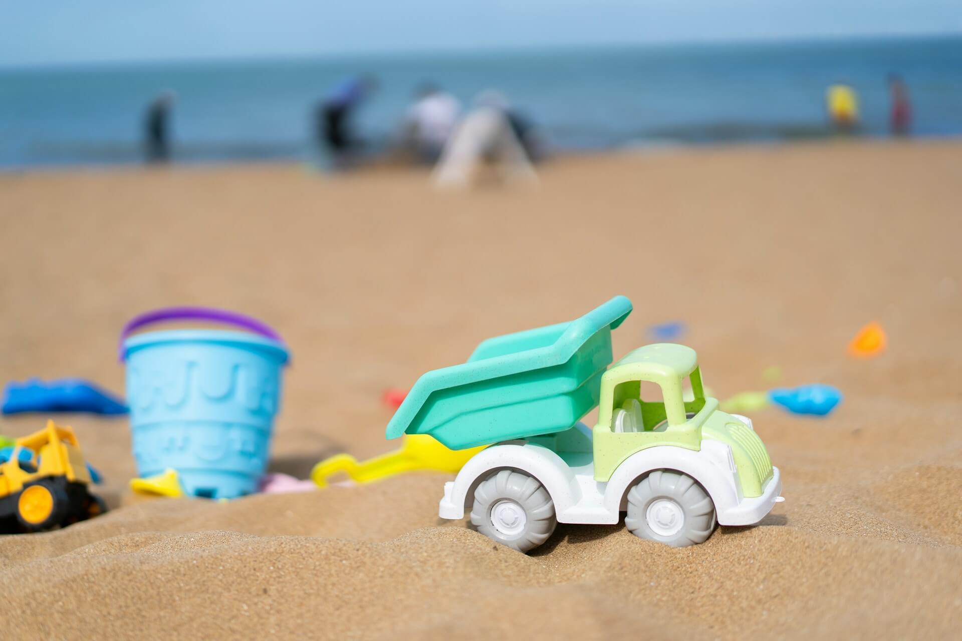 10 Best Non-Toxic, Eco-Friendly Beach Toys For Little Beachgoers ...