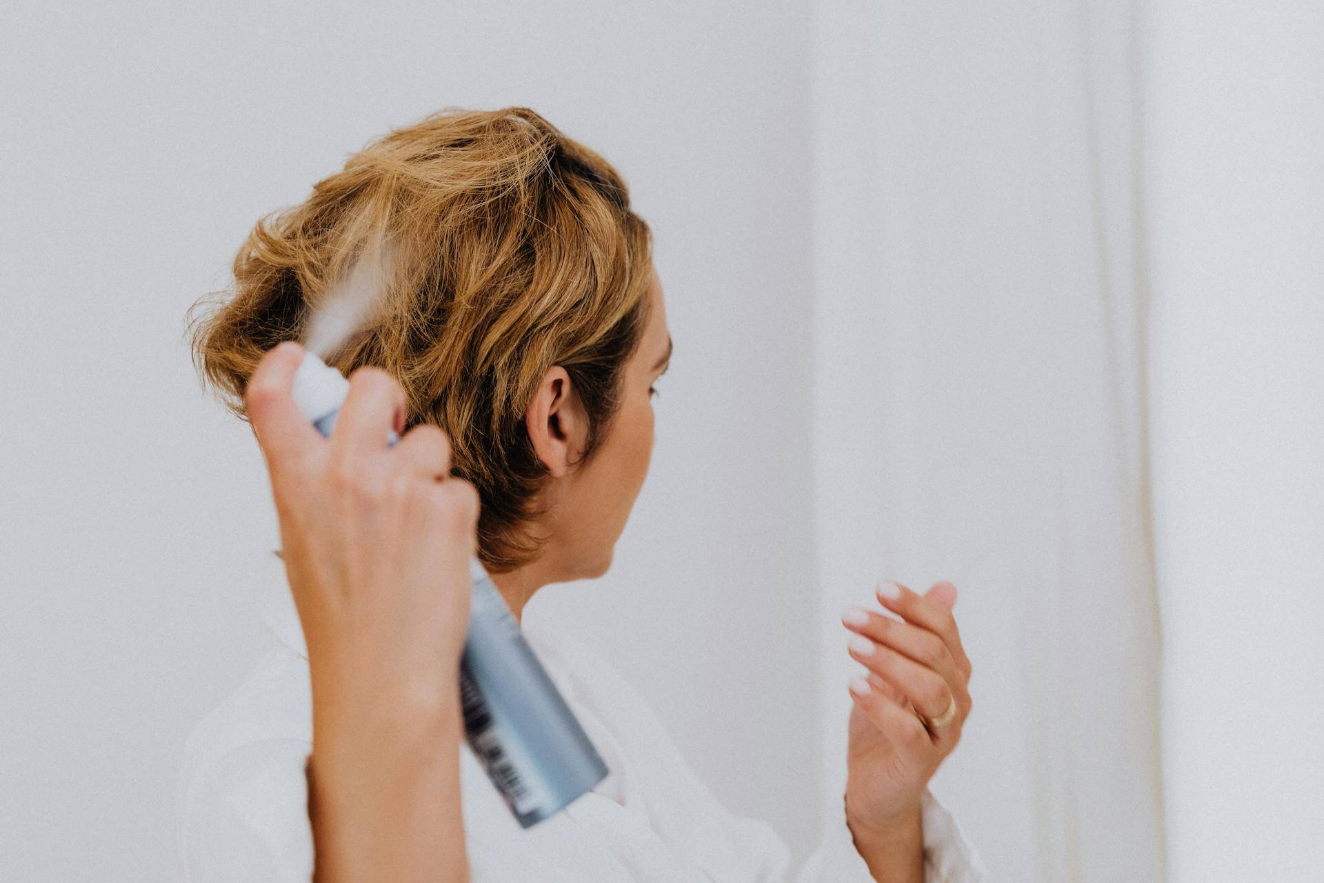 8 Best Non-Toxic, Organic & Natural Dry Shampoo Brands To Love - Green ...